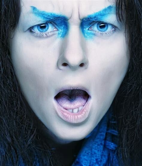 크리에이 티브 메이크업으로 근접 촬영 초상화 젊은 여자 프리미엄 사진