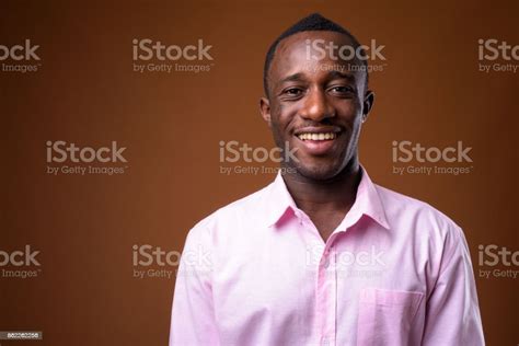 색 배경 분홍색 셔츠를 입고 젊은 아프리카 사업가의 스튜디오 샷 남자에 대한 스톡 사진 및 기타 이미지 남자 아프리카 민족 유색 배경 Istock