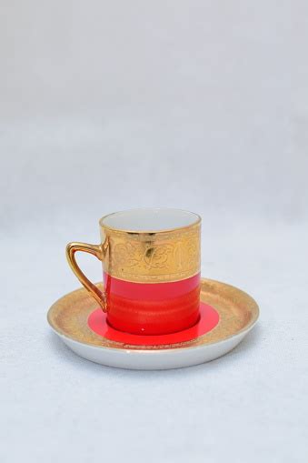 다채로운 전통적인 우아한 커피 컵의 모의 업 디자인 세트 컵의 접시와 숟가락에 차 컵 브랜드 정체성 및 회사 로고 디자인 음료수