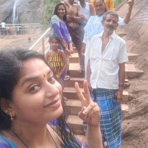 Photos கொல்லிமலை அருவியில் ஜாலி பண்ணும் பிரபல சீரியல் வில்லி இணையத்தை கலக்கும் புகைப்படங்கள்