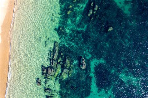 바위가 많은 해안을 배경으로 여름에 아름 다운 청록색 물 배경 항공 드론 평면도 0명에 대한 스톡 사진 및 기타 이미지 0명