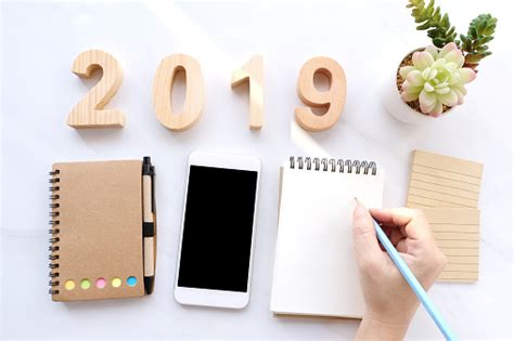 2019 나무 편지 손 빈 노트북 종이 백색 대리석 테이블 배경 빈 화면이 흰색 스마트폰 2019 새 해까지 텍스트 상위 뷰 복사 공간 템플릿 조롱에 쓰기 2019년에 대한