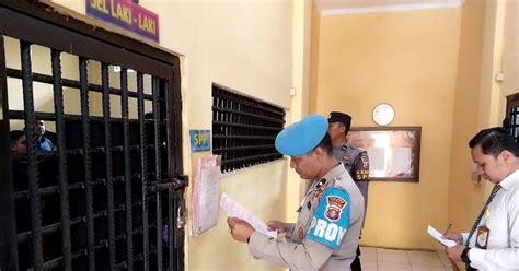 Pawas Melakukan Pengecekan Layar Cctv Di Ruang Tahanan Polres Kota Waringin Barat Lintasbuana