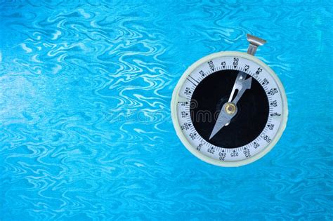 Compasso Redondo Sobre Fundo Azul Foto De Stock Imagem De Viagem