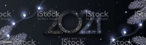 2021년 새해 복 많이 받으세요 2021 아름다운 전나무 가지 화환 빛나는 눈으로 만든 프레임으로 어두운 밤 하늘 배경에 숫자의 반짝이는 디자인 12월에 대한 스톡 벡터