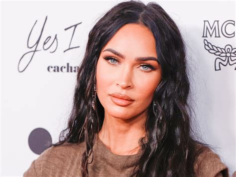 Megan Fox Pics Megan Fox Lehnt Sich In Für Einen Kuss Mit Co Star
