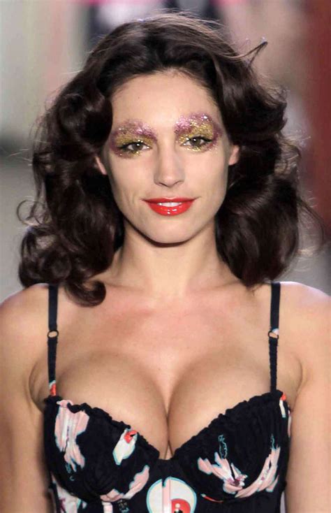 Kelly Brook Exposing Her Sexy Body And Huge Cleavage On Stage Porn