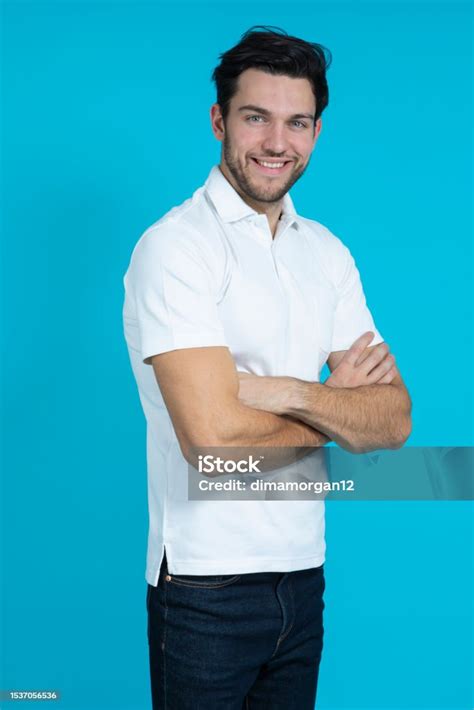 잘생긴 백인 남자가 흰 셔츠를 입고 웃으며 파란 배경 위에 카메라를 똑바로 쳐다보고 있다 백인종에 대한 스톡 사진 및 기타 이미지 백인종 셔츠 흰색 Istock