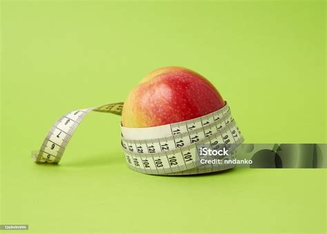 녹색 배경에 센티미터로 감싸는 붉은 잘 익은 사과 체중 조절 개념 0명에 대한 스톡 사진 및 기타 이미지 0명 가냘픈 개념 Istock