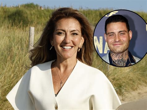 Dit Blauwe Pak Van Dilan Yeşilgöz Trok Veel Bekijks