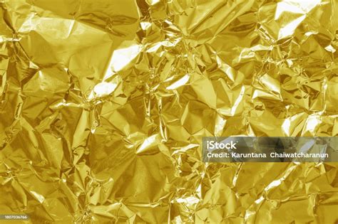 반짝이는 골드 호일 텍스처 배경 구겨진 물결 모양의 노란색 포장지 의 패턴 구겨진 종이에 대한 스톡 사진 및 기타 이미지 구겨진 종이 금색 0명 Istock
