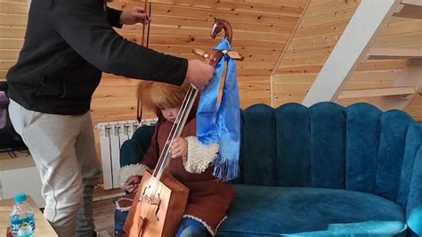 Анд минь миний хүүд хайртай халзан морьных нь зүсийг гаргасан ийм сайхан морин хуур зориулан