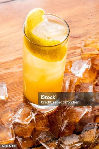 칵테일 진 보드카 럼 또는 위스키로 만든 알코올 음료에 소다수 과일 주스 라임과 체리를 곁들인 장식 클래식 한 미국 바 음료 0명에 대한 스톡 사진 및 기타 이미지 Istock