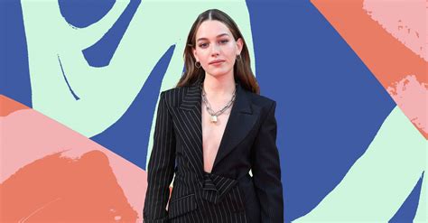 Haunting Of Bly Manors Victoria Pedretti On Having Add Glamour Uk