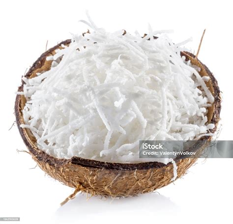 흰색 배경에 고립 된 코코넛 껍질 조각에 잘게 썬 코코넛 플레이크 0명에 대한 스톡 사진 및 기타 이미지 0명 갈기갈기