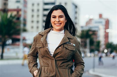 도시에서 야외에서 재킷을 입고 젊은 웃는 여자의 초상화 겨울에 대한 스톡 사진 및 기타 이미지 겨울 브라질 사람들 Istock