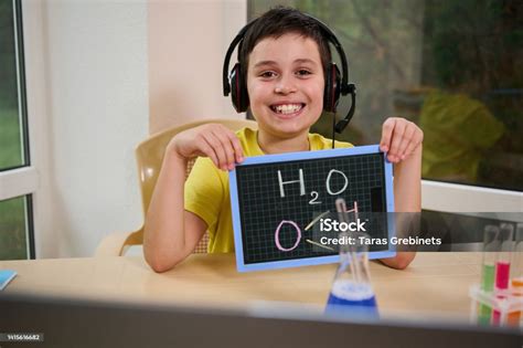 온라인 화학 수업 중 교사에게 물 H2o의 화학 공식으로 칠판을 보여주는 행복한 여학생 Stem 주제에 대한 스톡 사진 및 기타 이미지 Stem 주제 과학 실험