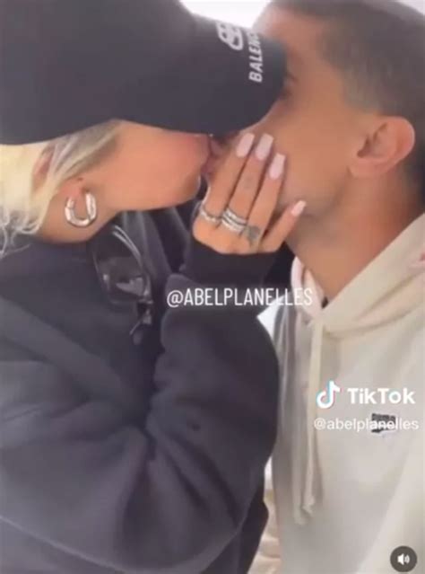 Marc Bartra Jessica Goicoechea Y El Movimiento Que Da Pie A Una