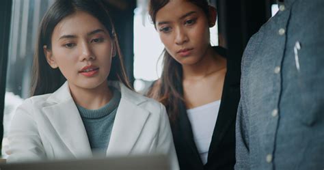 아시아 비즈니스 팀이 커피 카페에서 직장 동료와 프로젝트에 대해 논의하고 있다 20 24세에 대한 스톡 사진 및 기타 이미지 20 24세 25 29세 경영자 Istock