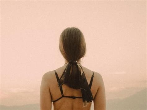 【厳選】小さい胸はかわいそう？貧乳いじりに屈しない。胸の大きさにまつわるエッセイ5選 かがみよかがみ