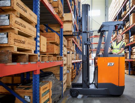 입승식 마스트무빙 리치트럭 전동 입승식 지게차 제품 두산밥캣코리아