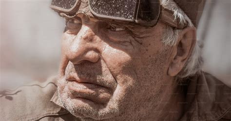 작업복과 용접을 위한 오래된 보호 작업 안경을 쓴 80세의 노인 백인 남성 주름진 얼굴과 작업복 노년기의 여가 사진 Unsplash의 선글라스 이미지