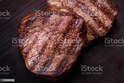 어두운 콘크리트 배경에 향신료와 허브를 곁들인 맛있는 신선한 육즙 쇠고기 스테이크 갈비 음식에 대한 스톡 사진 및 기타 이미지 갈비 음식 검은색 고기 Istock