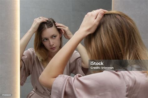 거울 모근 색깔 회색 머리 탈모 또는 건조한 두피 문제 앞에서 두피와 머리카락을 검사하는 아름다운 젊은 여성의 초상화 거울에 대한 스톡 사진 및 기타 이미지 Istock