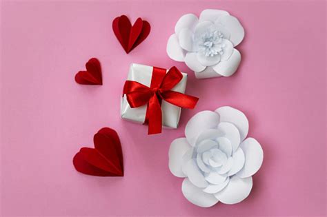 빨간 리본 손으로 만든 종이 하트와 꽃 사랑스러운 선물 상자 2월에 대한 스톡 사진 및 기타 이미지 2월 개념 개념과