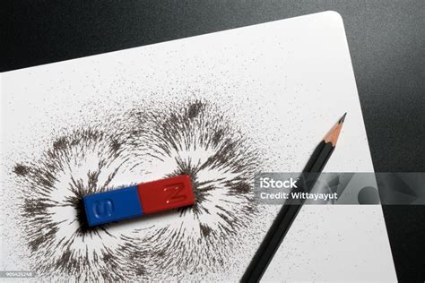 빨간색과 막대 자석 이나 물리학 자석 연필 및 철 분말 자기장 흰색 바탕에 파란색 0명에 대한 스톡 사진 및 기타 이미지 0명 강철 개념 Istock