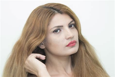 Il Ritratto Di Una Ragazza Dalla Faccia Carina Fotografia Stock