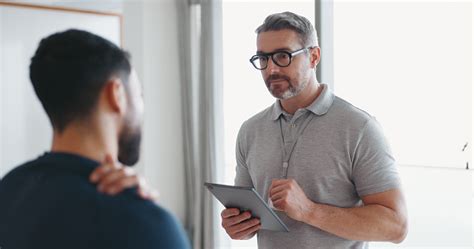 물리 치료 정제 및 어깨 통증은 재활 건강 관리 또는 컨설팅을 위해 클리닉에서 남성과 운동 선수와 함께합니다 치유 조언 또는 부상을 위해 사람들과 함께 지원 의료 및 척추
