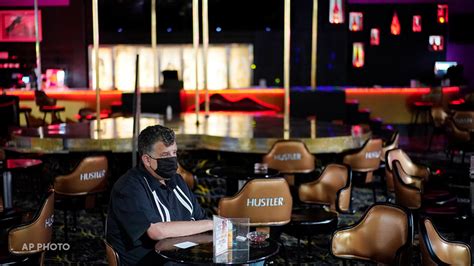 न्यूड क्लब बना वैक्सिनेशन सेंटर वजह सुनकर आप भी हो जाएँगे हैरान