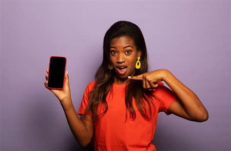 쾌활한 아프로 아메리칸 여성 프로모터 쇼 스마트폰 포인트 검지 손가락 선물 새로운 모던 디바이스 초상화 20 24세에 대한 스톡 사진 및 기타 이미지 Istock