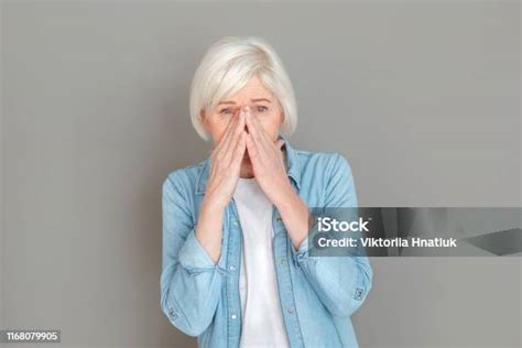 회색 벽 재채기에 고립 된 청바지 재킷 스튜디오에서 선임 여성 노인에 대한 스톡 사진 및 기타 이미지 노인 노화 여성 Istock