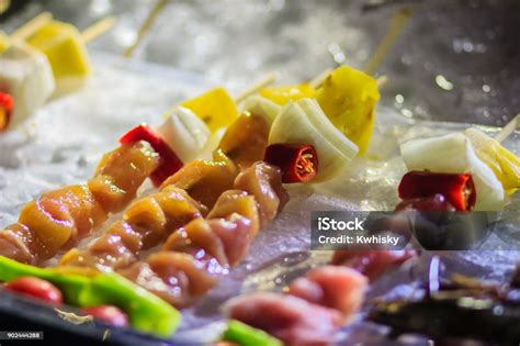 원시 바다 음식과 돼지고기 바베 큐 파이 애플 양파 칠리를 굽고에 대 한 준비와 대나무 지팡이에 꼬치 닫습니다 구이에 대한 스톡