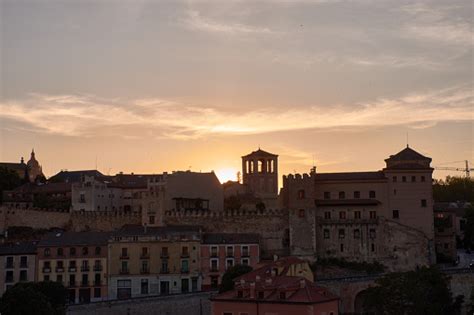 스페인 세고비아 구시가지의 유서 깊은 옥상과 돌담 너머로 보이는 일출 0명에 대한 스톡 사진 및 기타 이미지 0명 건물 외관 건물 정면 Istock