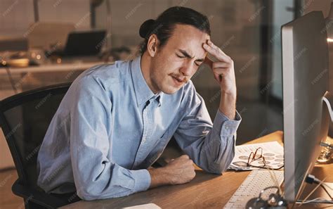 Dolor De Cabeza Masculino Y Agotamiento Por Computadora Por La Noche