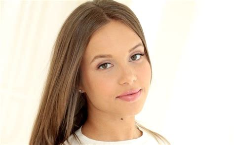 Liza Rowe Biography Wiki Age Height Career Photos And More