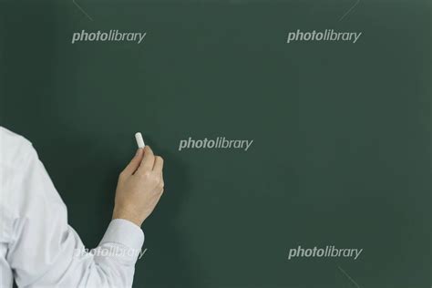 黒板にチョークで何かを書こうとする人 写真素材 [ 4410760 ] フォトライブラリー photolibrary