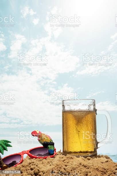 가벼운 거품이 많은 맥주 바다와 하늘 배경의 모래에 서있는 유리의 이미지 여름철 추위 맥주 거품 1위에 대한 스톡 사진 및 기타 이미지 Istock