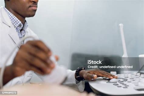 남성 아프리카 의사의 손의 자른 샷을 닫고 초음파 트랜스듀서에 의한 임신 한 배의 검열 제어판에 버튼을 누르세요 버튼에 손에