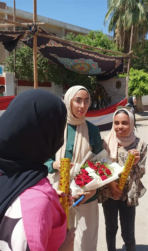 بالورد والشماريخ أولياء الأمور بالقليوبية ينتظرون أبناءهم أمام اللجان