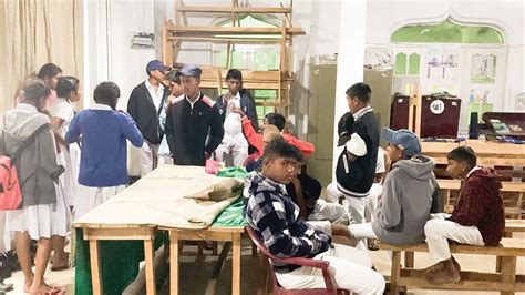 විනෝද චාරිකාවක ගිය පාසල් සිසුහු 25ක් රෝගාතුර වී නුවරඑළිය රෝහලේ Divaina Breaking Sri Lanka