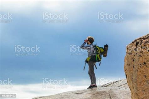 젊은 남자 소식통 관광도보 여행자 및 백 패 커 옴 스 테드 포인트에서 요세미티를 관찰 경관에 대한 스톡 사진 및 기타 이미지 Istock
