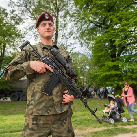 Польский солдат во время демонстрации войск и спасательного ...