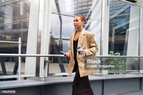 커피와 스마트폰을 들고 도시를 걷는 자신감 넘치는 사업가 20 29세에 대한 스톡 사진 및 기타 이미지 20 29세