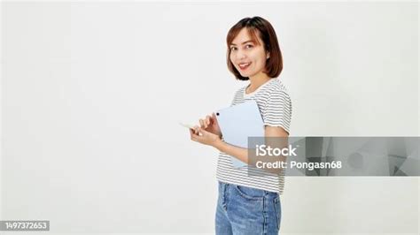 젊은 아시아 여성 회사 직원이 웃고 디지털 태블릿을 들고 하얀 배경에 서 있다 복사 공간 35 39세에 대한 스톡 사진 및 기타 이미지 35 39세 경영자 공란