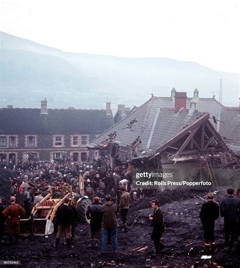 1966 Wales A Scene From The Aberfan Disaster When A Slag Heap News