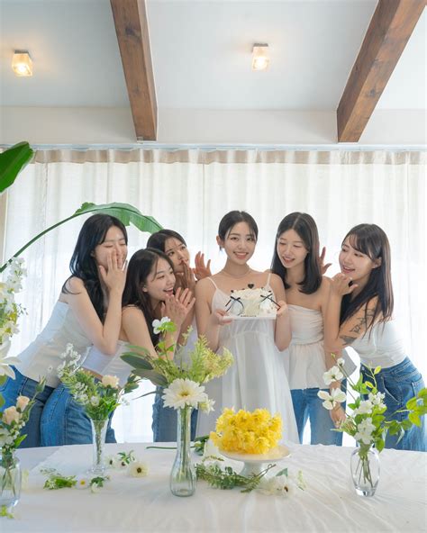 한은지 🤍꿀배의 서프라이즈 프러포즈 암튼 대성공이셔요🤍 서울 자가 아파트에서 예쁜 웨딩링 예쁜 명품 백 풍선과 꽃 케이크까지 열심히 준비한 영배 옆에서 귀엽게